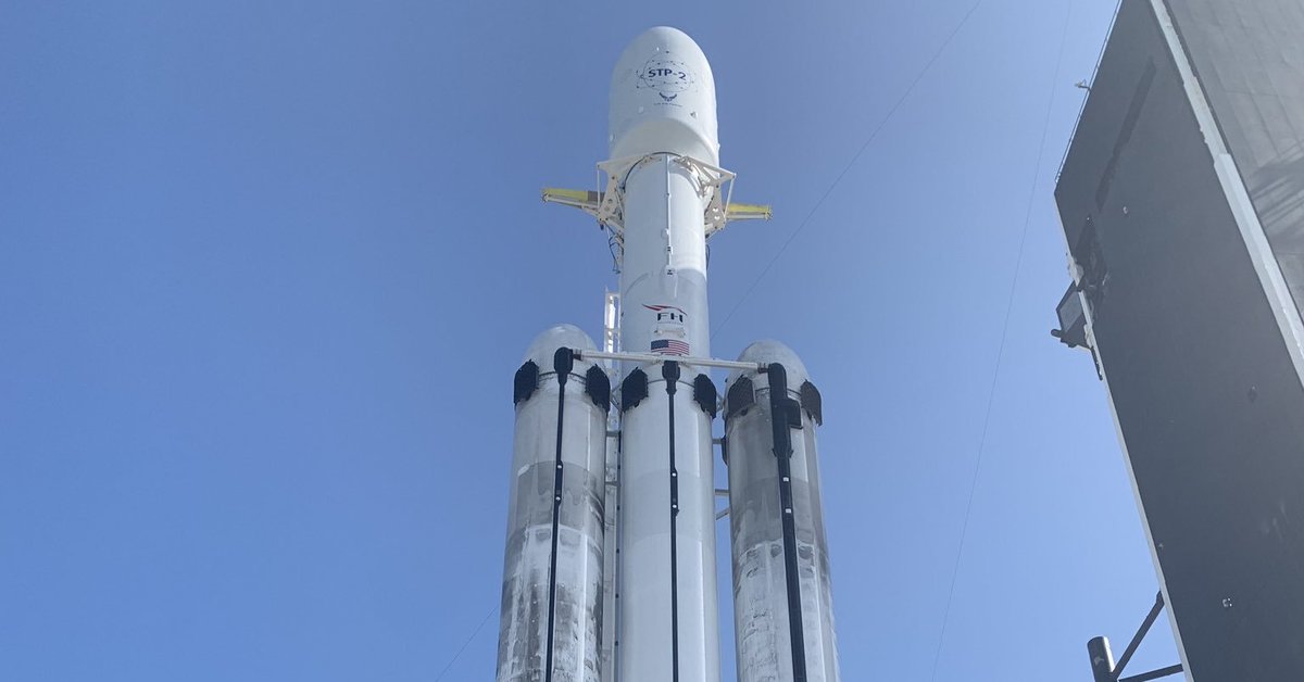 Falcon Heavy на стартовой площадке LC-39A | Пикабу