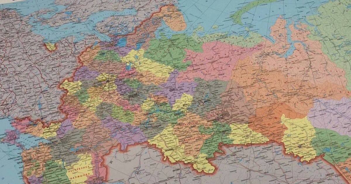 В Москве продаются карты России на октябрь | Пикабу