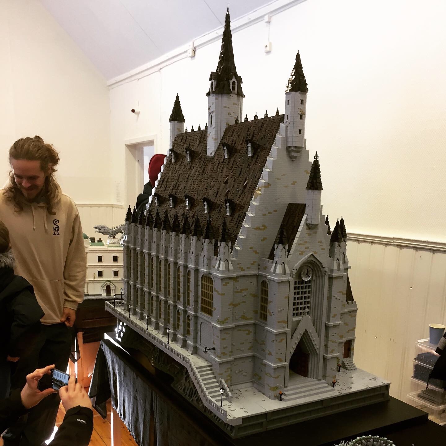По-настоящему Большой зал Хогвартса из LEGO: 2 года постройки, 50000 ...